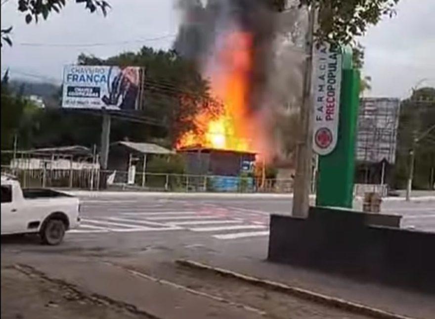 Casa de suspeito de explosões no STF é consumida pelo fogo em Rio do ...